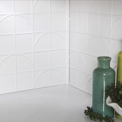 Fasade Crescent 18" x 24" Matte White Vinyl Backsplash Tile - 5 Pack at ...
