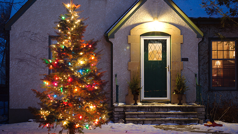 Decorating an Outdoor Christmas Tree at Menards®